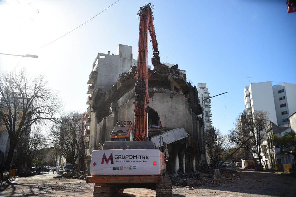 370 Noticias - El Municipio comenzó la demolición del edificio incendiado